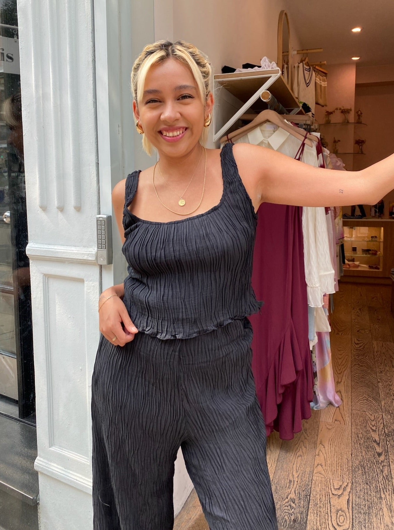 Janesa Top in Black – Isalis